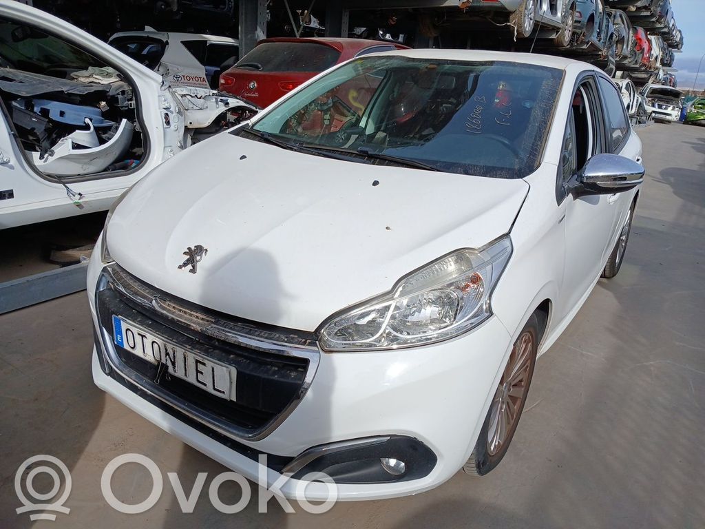 Peugeot 208 Front driver seat, €151.20 | RRR