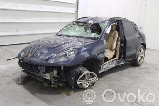 95B121109F Porsche Macan (95B) Moottorin vesijäähdytyksen putki/letku ...