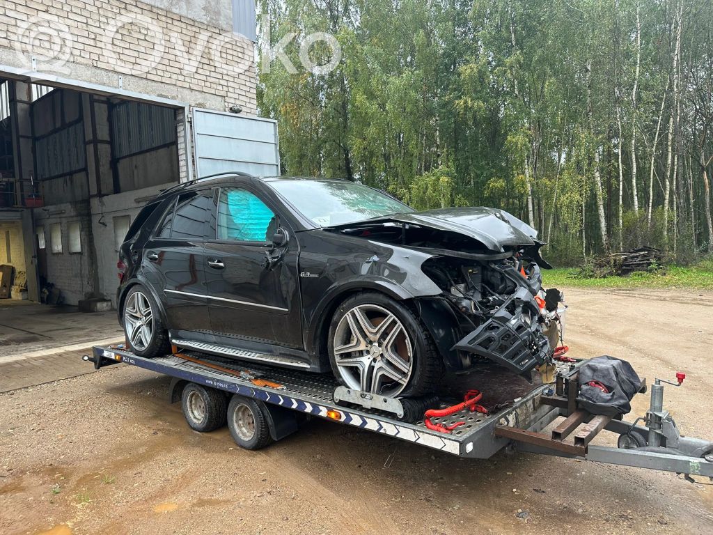 A1648802805 Mercedes-Benz ML W164 Pare-boue passage de roue avant, 57. ...